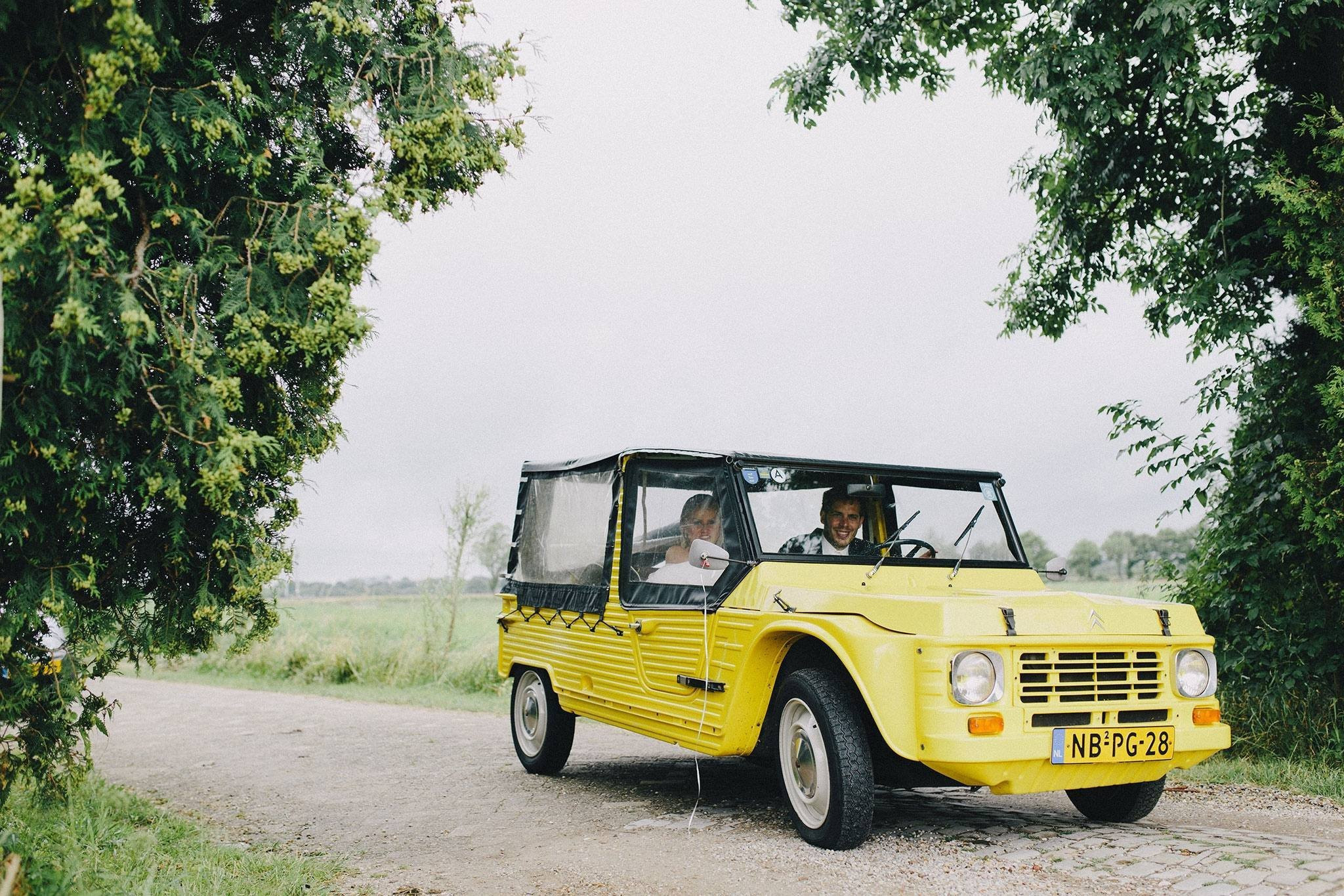 Een stoere jeep als trouwauto | ThePerfectWedding.nl