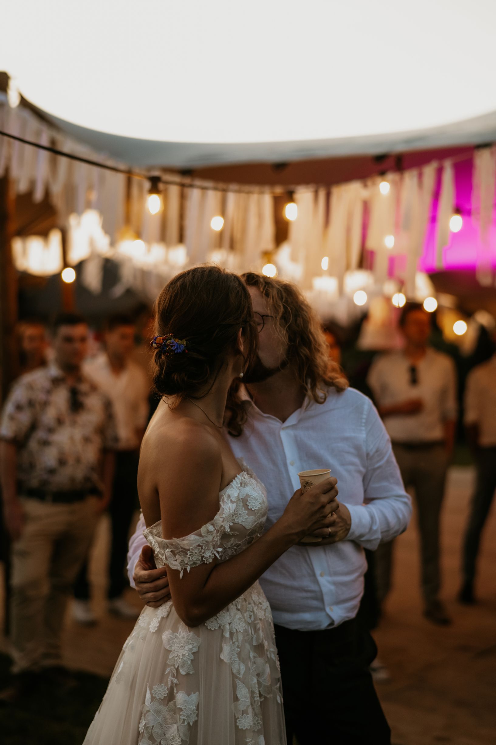 Romantische festivalbruiloft tussen het mais | ThePerfectWedding.nl